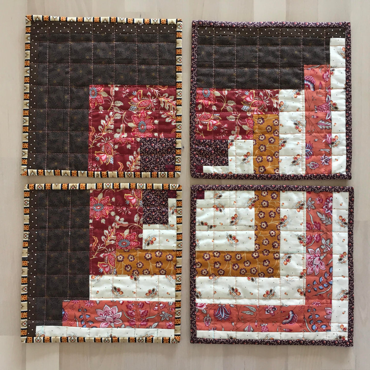 Log cabin mug rugs fra Træf 2021 - gratis mønster til download ...